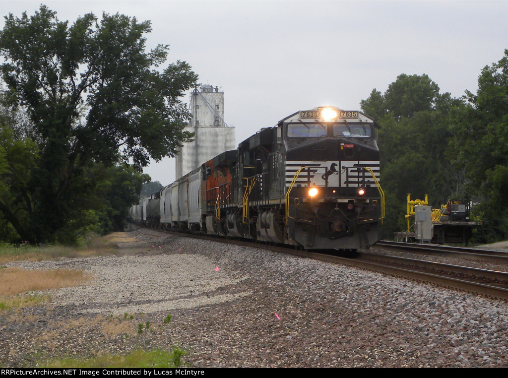 NS 7635 eastbound BNSF manifest train